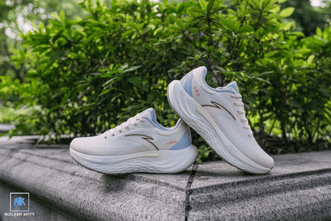 安踏冠军3 vs 安踏PG7 我该怎么选？_跑鞋_穿着_感觉