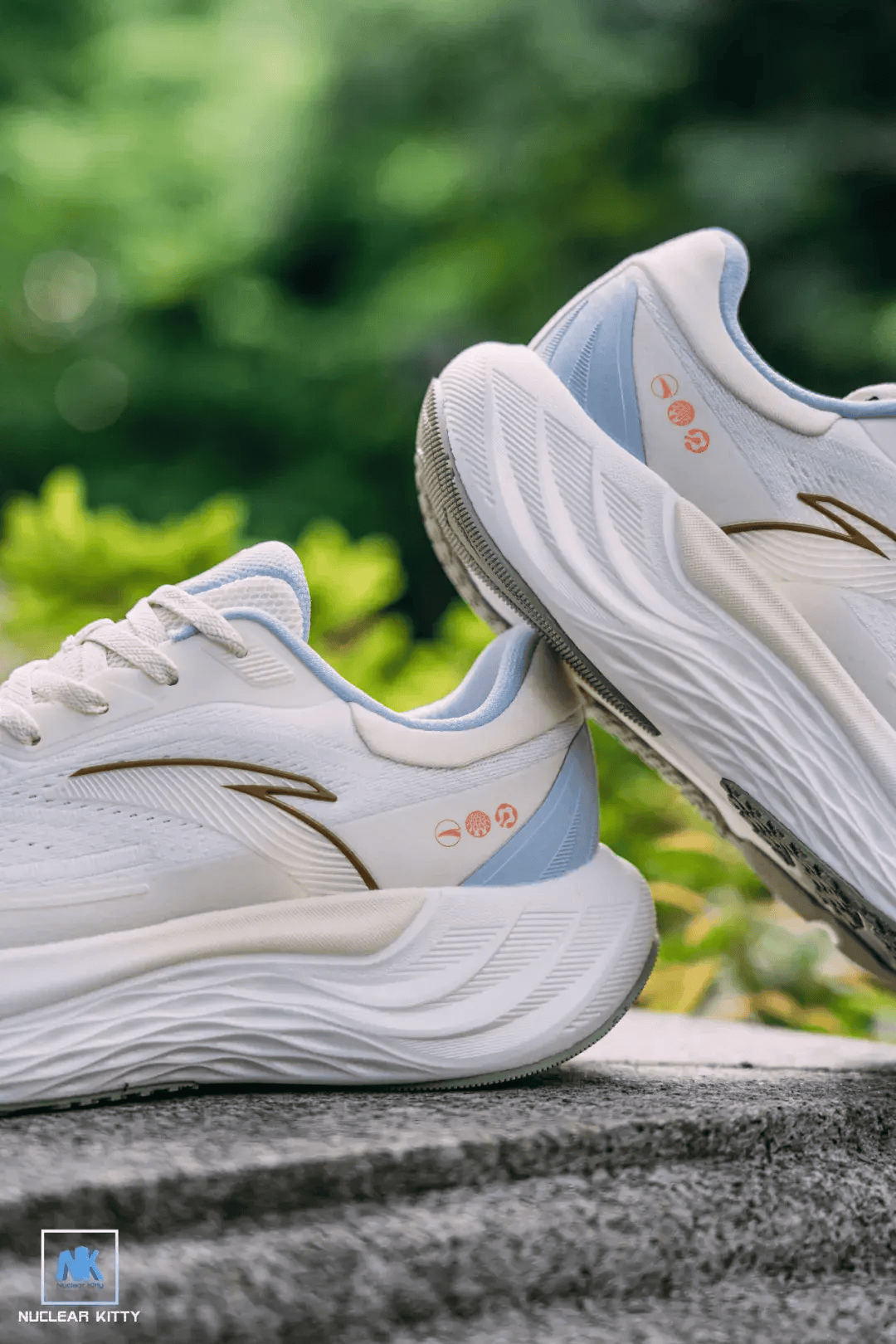 安踏冠军3 vs 安踏PG7 我该怎么选？_跑鞋_穿着_感觉