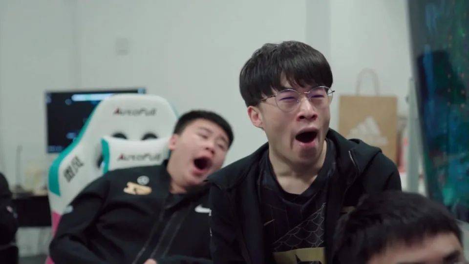 RNG内战即将爆发，WEI首发登场，小虎压力巨大，上单对位最精彩_比赛_战队_定组