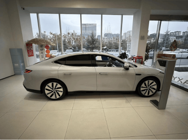 吉利银河E8：800V快充+3.49秒破百，树立纯电车型性能新高度！_搜狐汽车_搜狐网