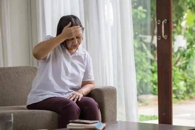 总有人以为少量饮酒无碍健康,实则不然,研究证实喝一滴酒都有害酒精身体细胞