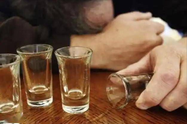 总有人以为少量饮酒无碍健康,实则不然,研究证实喝一滴酒都有害酒精身体细胞