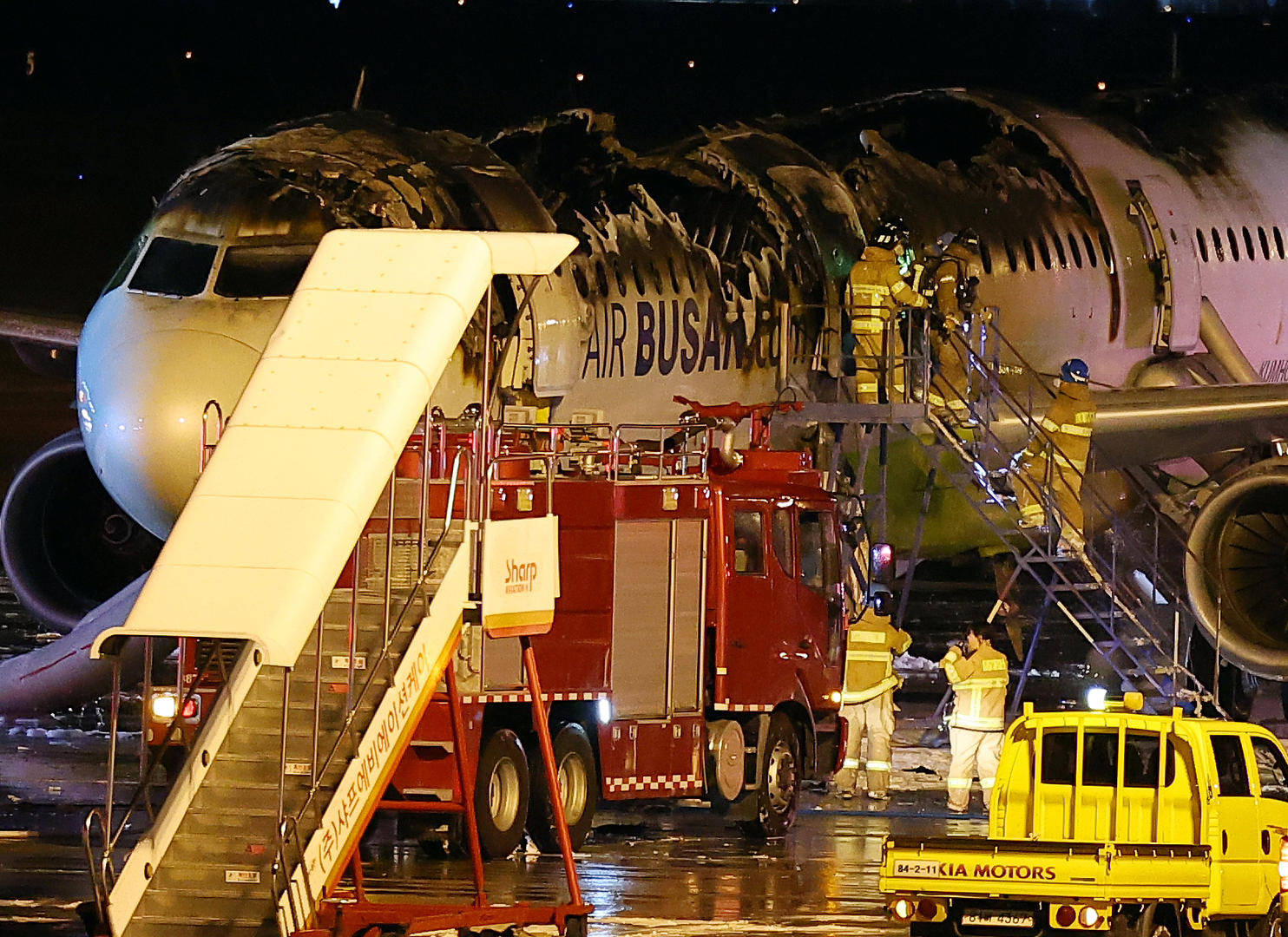 韩国一客机失火176人紧急疏散：疑系行李起火所致，有乘客称空乘未打开紧急舱门_釜山_朴正云_中国香港