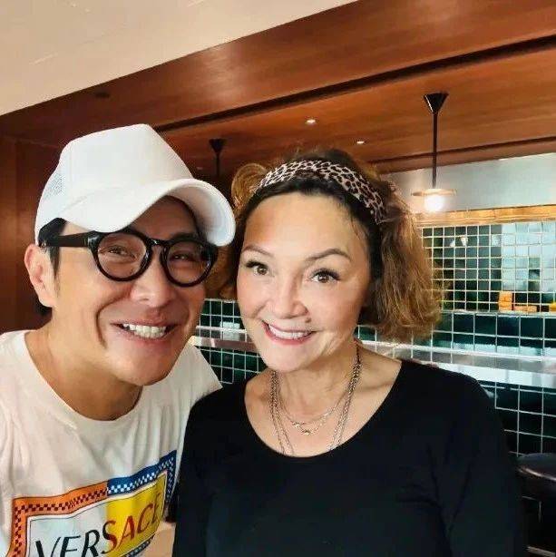 张柏芝64岁母亲罕见露面，中英混血五官深邃，戴豹纹发箍时髦似24岁_妈妈_生活_状态