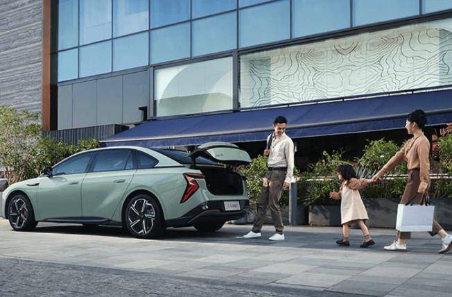 2025 款红旗 EH7 纯电轿车上市，售价 20.88 万元起_搜狐汽车_搜狐网