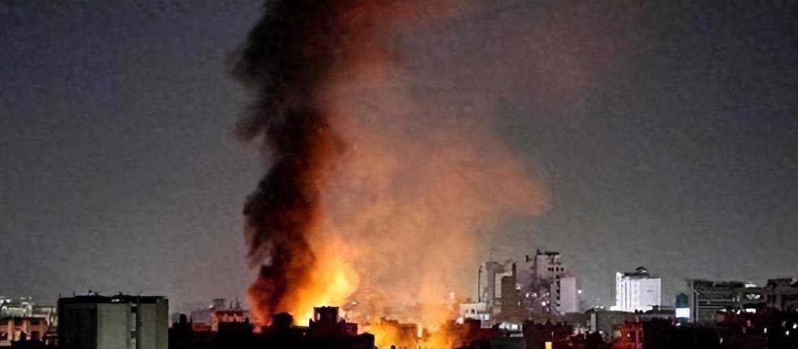 以色列轰炸也门1小时后，胡塞高超弹反击，35000吨巨轮沉没红海_高超音速导弹_武装_战机