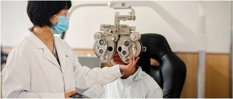 【Eyenurse.科普】一年半近视暴涨400度！11岁女孩的遭遇，给所有家长敲响警钟_防控_孩子_度数