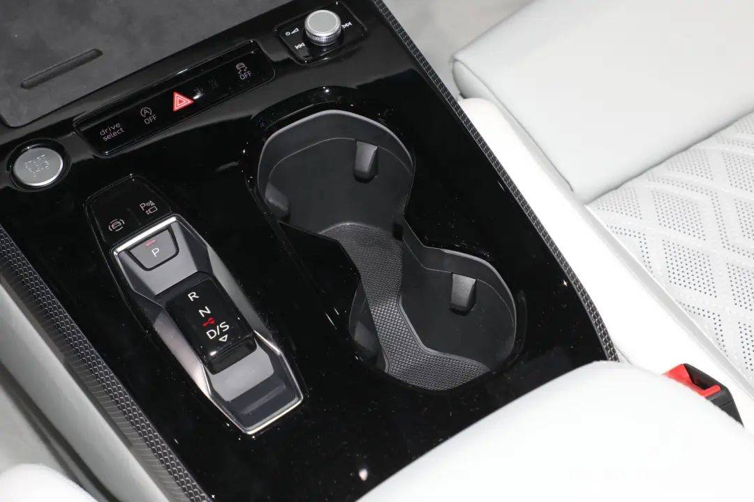 一汽奥迪A5L预售25.68万起，换代A4L首搭华为智驾_搜狐汽车_搜狐网