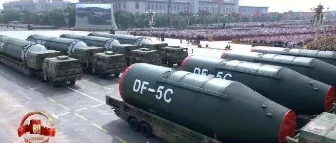 歼20S、DF61导弹震撼亮相！“东风-5C”液体洲际战略核导弹打击范围覆盖全球！_方队_人民_军兵种
