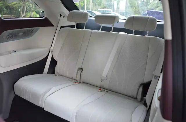 小鹏X9增程版内饰亮相 三排座椅可翻转收纳 四季度上市_搜狐汽车_搜狐网