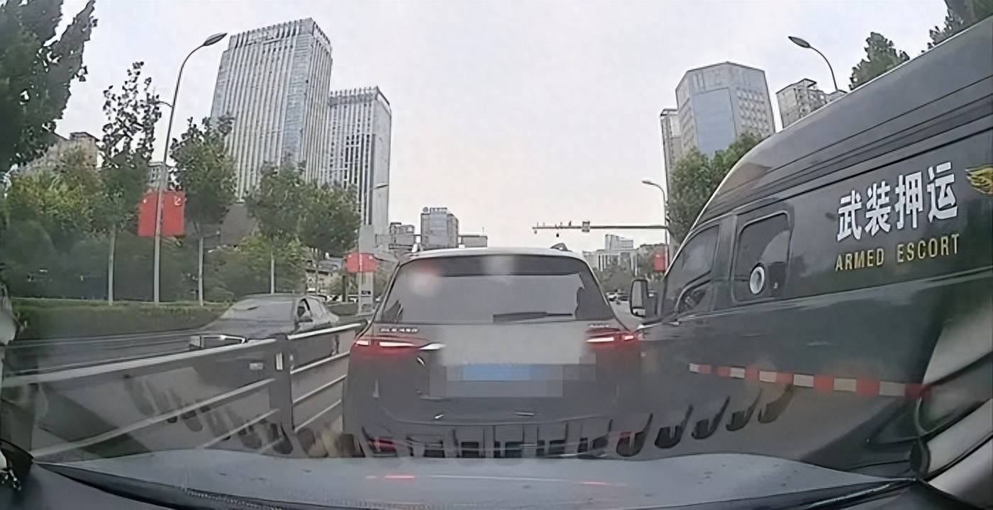 山西临汾一运钞车被指在正常通行路段频繁实线变道、强行加塞，各方回应：交管部门罚款100元，涉事企业辞退涉事驾驶员_截图_车身